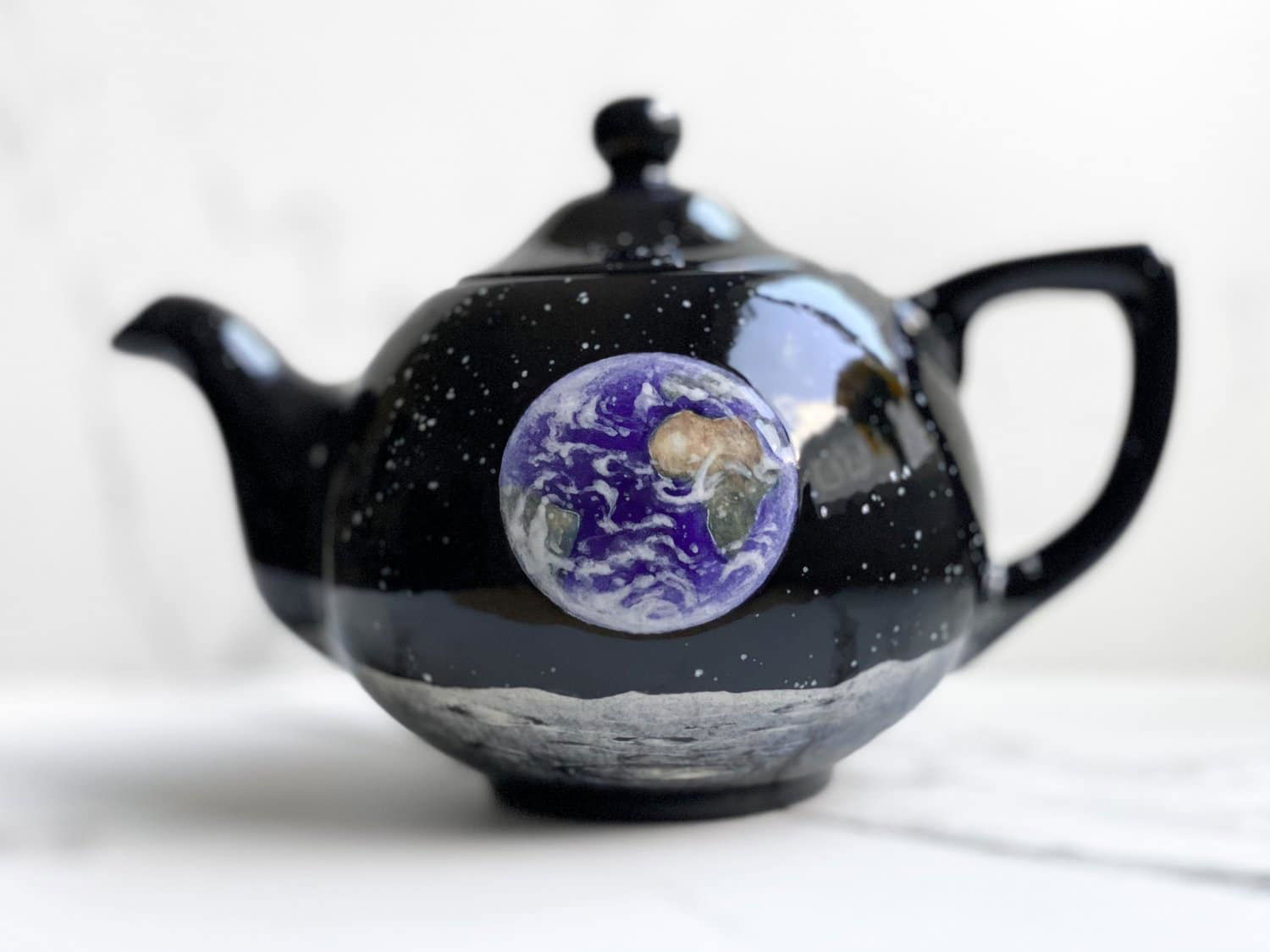 Amy Rae Hill - How to paint a space teapot - The Ceramic School