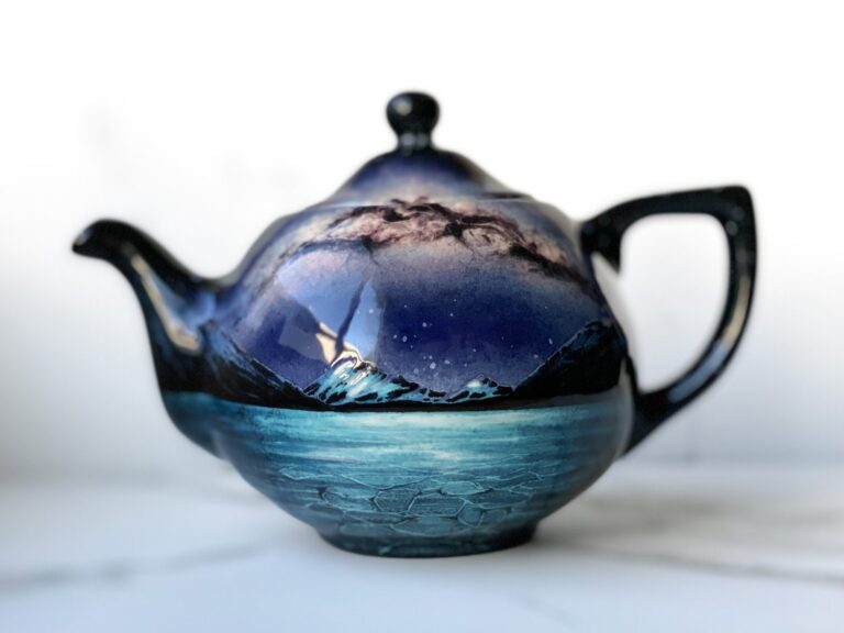 Amy Rae Hill - How to paint a space teapot - The Ceramic School